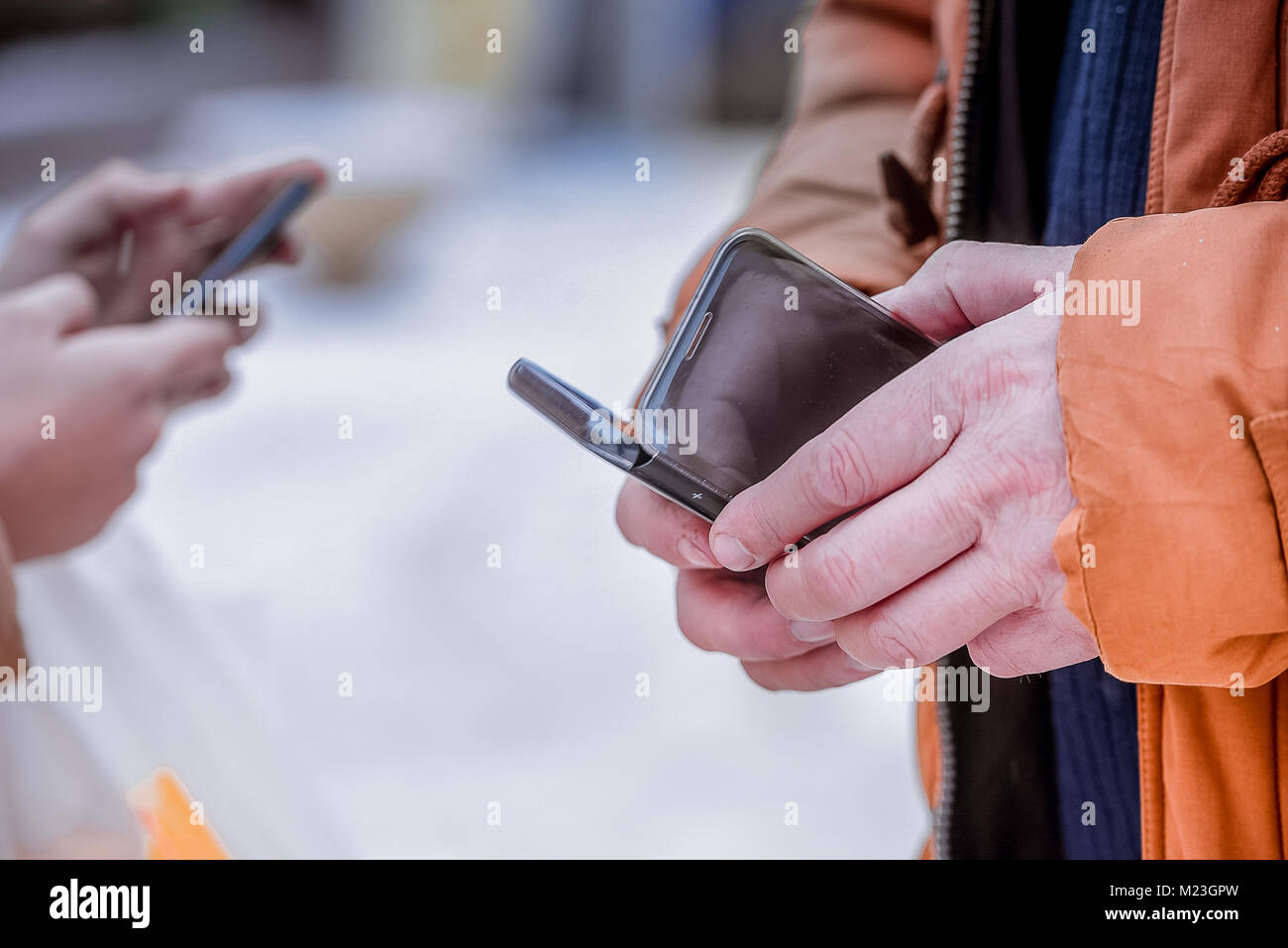 Hands smart phones hi-res stock photography and images - Alamy
