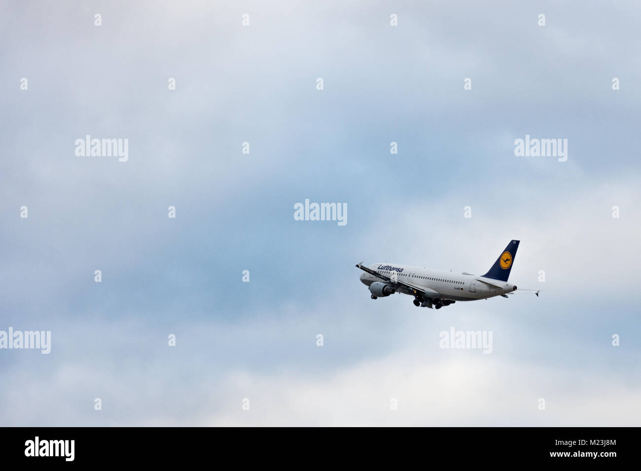 Airbus a320 easy jet approaching hi-res stock photography and images ...