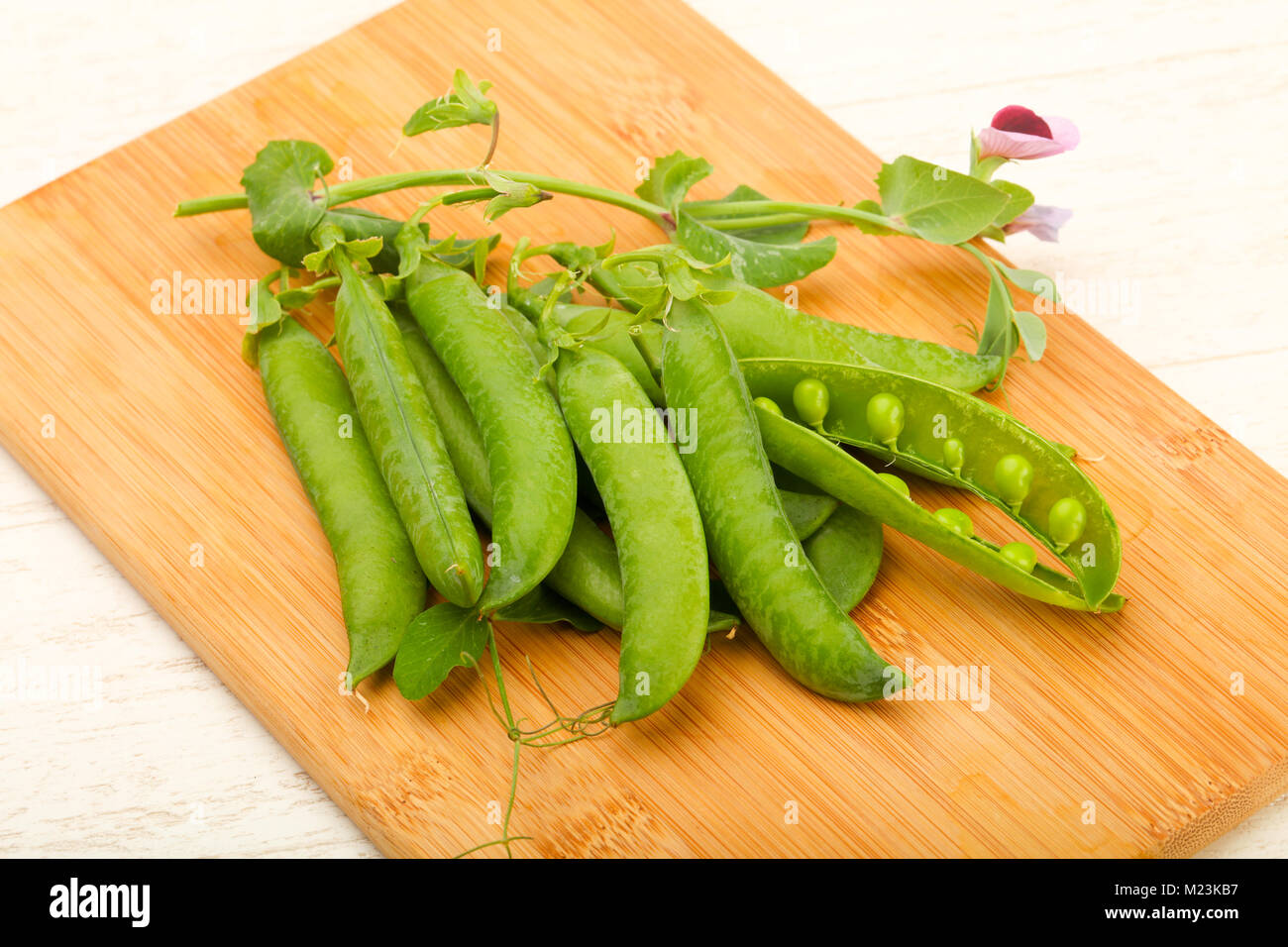 Ripe green peas with leaves Stock Photo - Alamy
