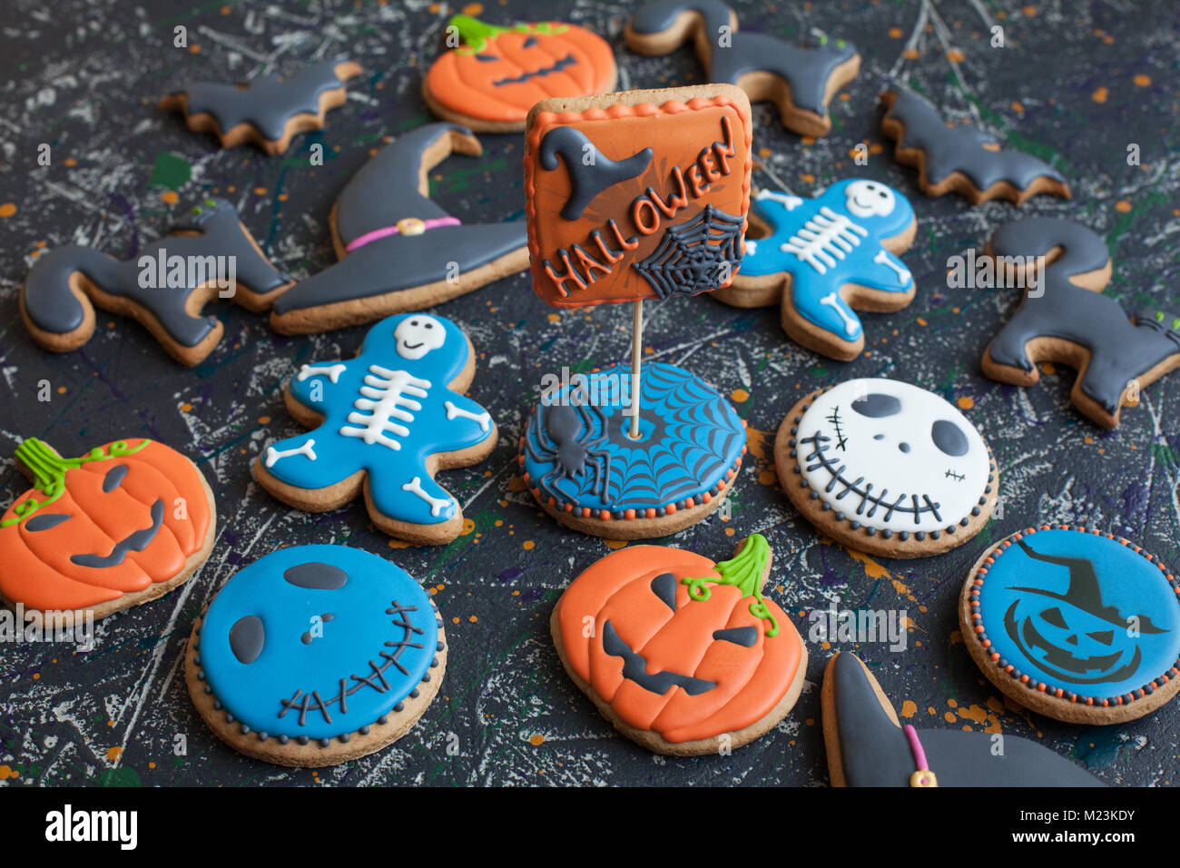 Halloween skeleton in top hat hi-res stock photography and images - Alamy