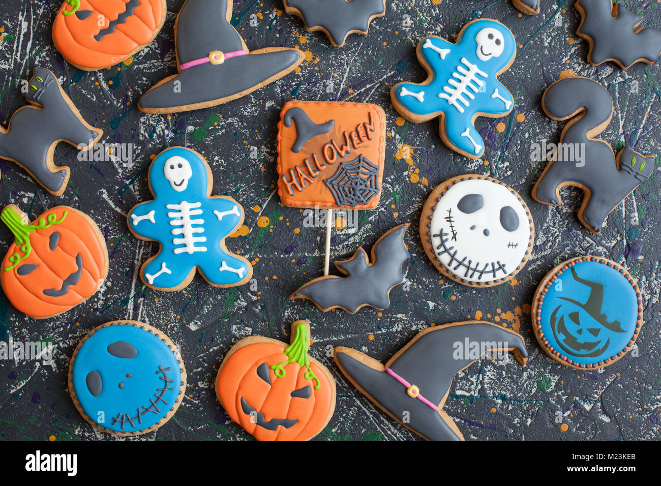 Halloween skeleton in top hat hi-res stock photography and images - Alamy
