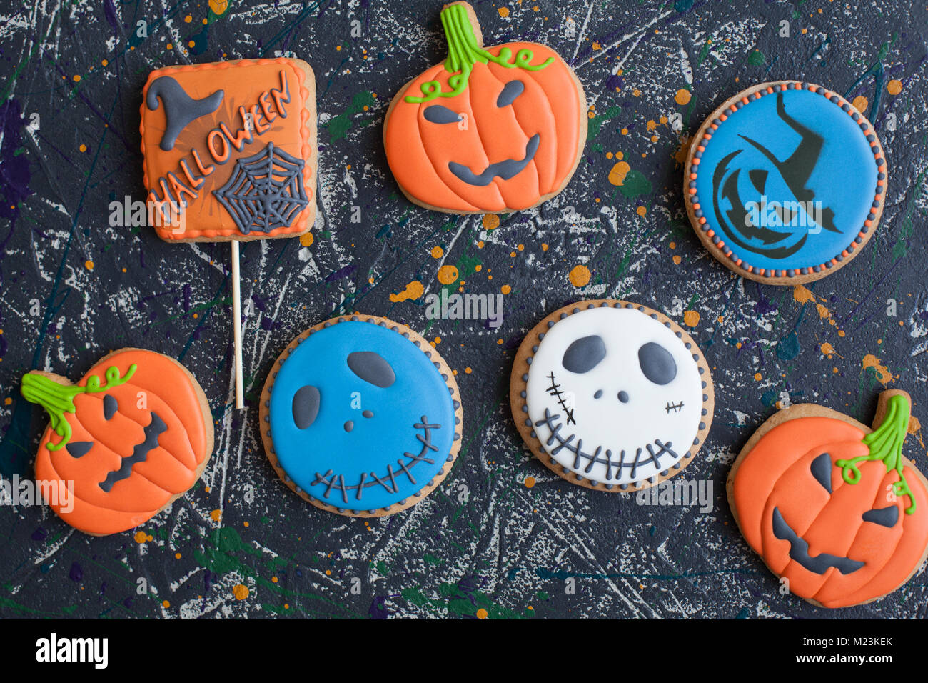 Halloween skeleton in top hat hi-res stock photography and images - Alamy