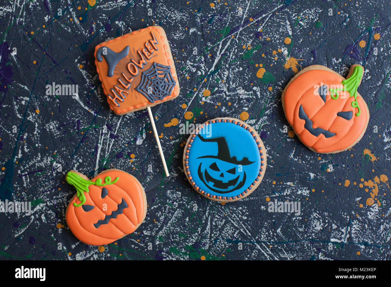 Halloween skeleton in top hat hi-res stock photography and images - Alamy