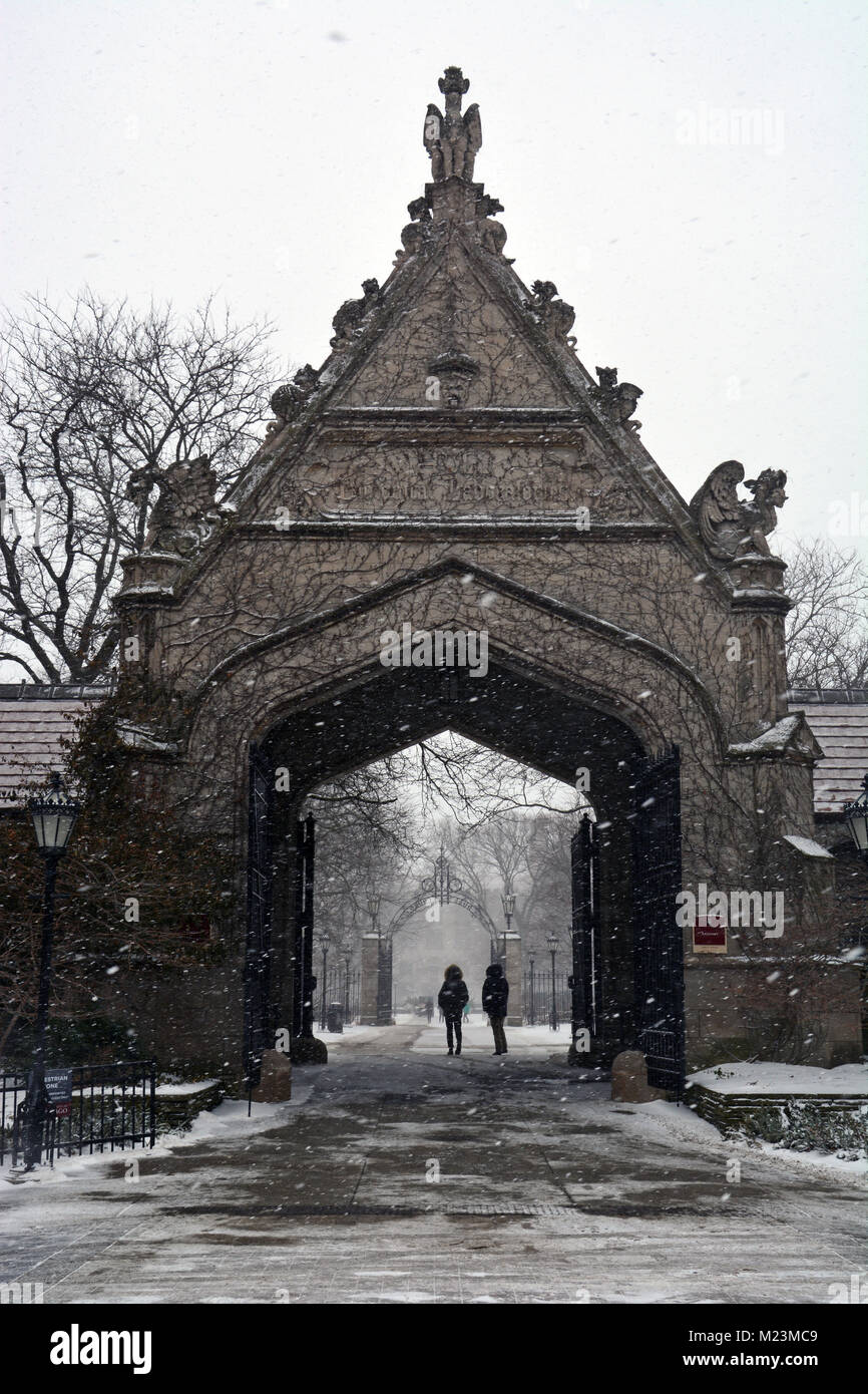 University chicago gothic building exterior hi-res stock photography ...