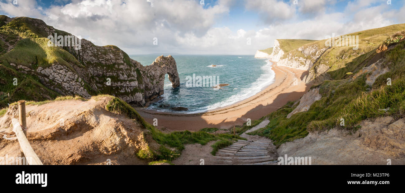 The natural limestone arch landform of Durdle Door at Lulworth in ...