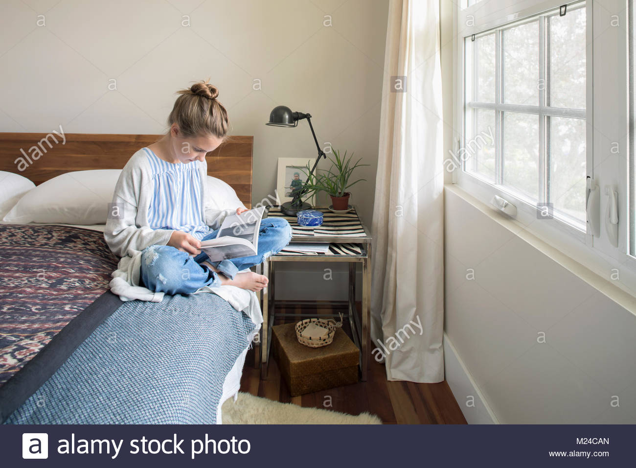 Tween girl reading book hi-res stock photography and images - Alamy
