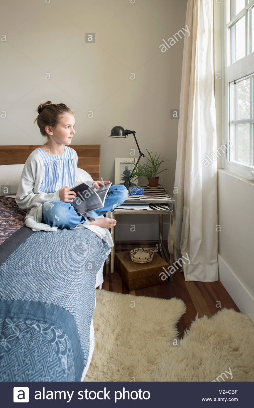 Tween girl reading book hi-res stock photography and images - Alamy