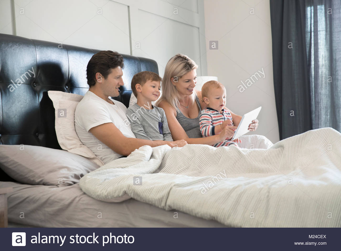 Family sharing bed hi-res stock photography and images - Alamy