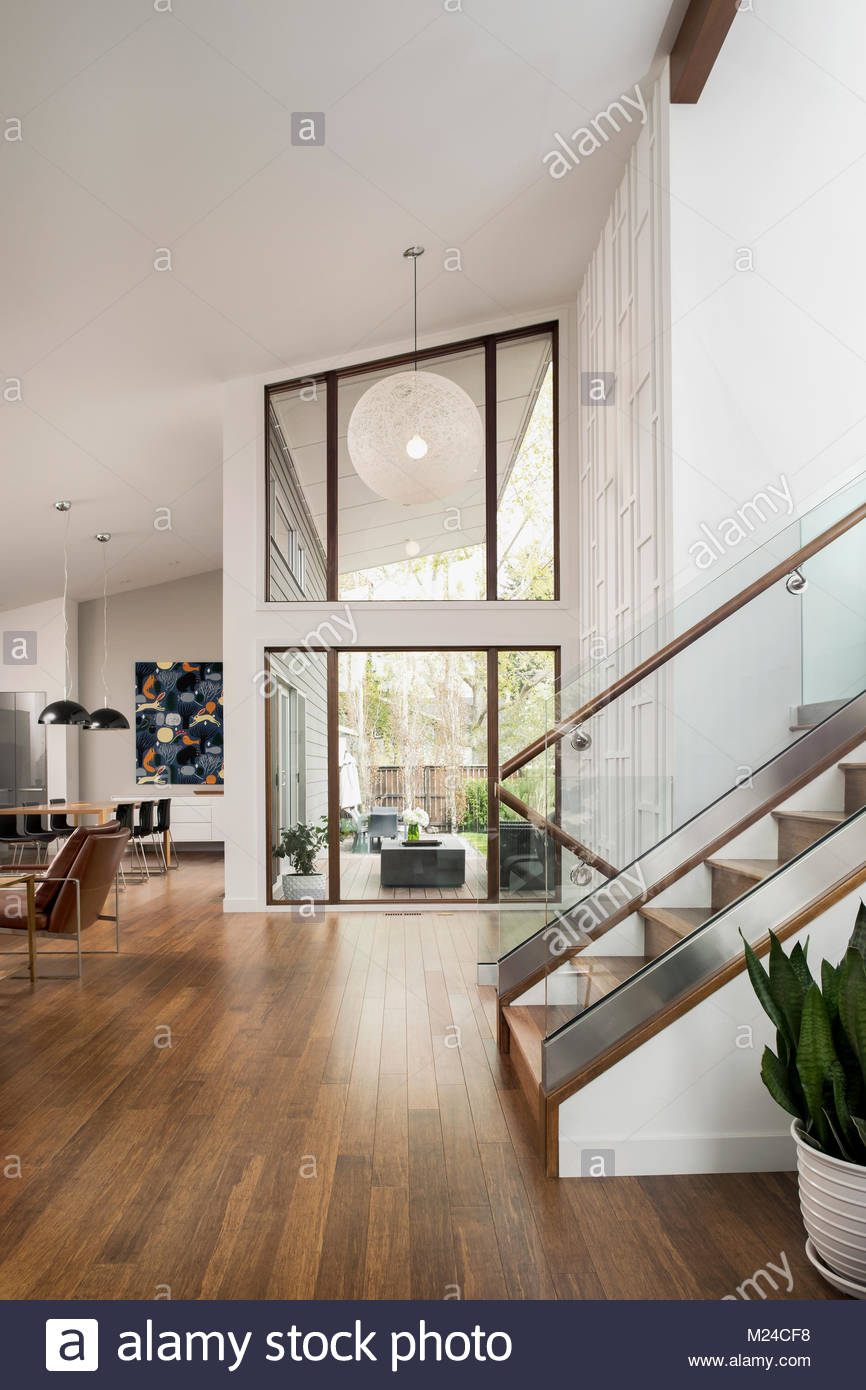 Open foyer hi-res stock photography and images - Alamy