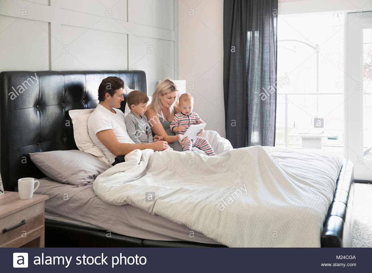 Family sharing bed hi-res stock photography and images - Alamy