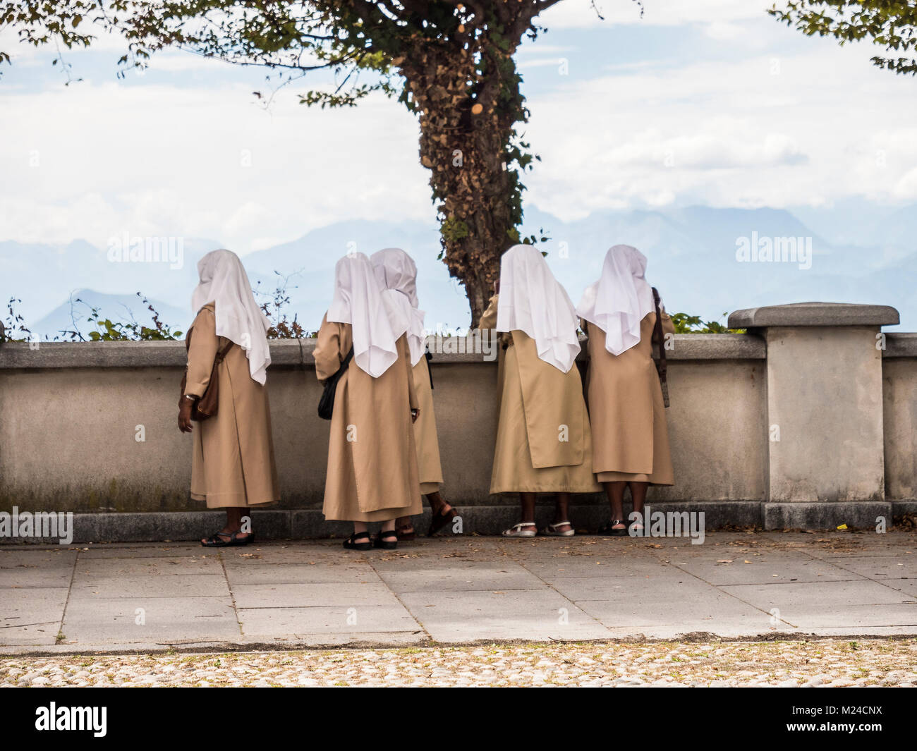 Group of nuns hi-res stock photography and images - Alamy