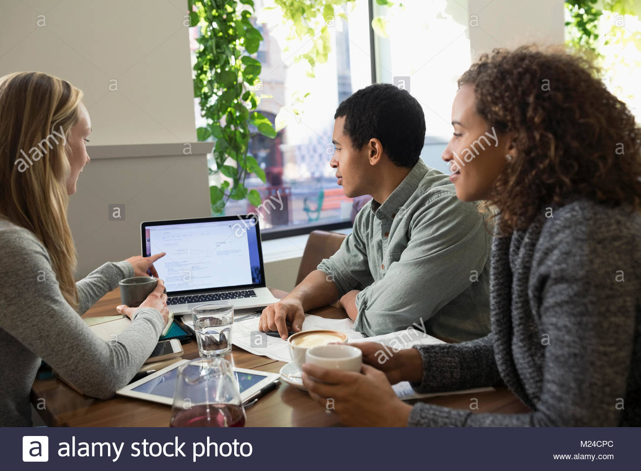 Meeting in coffee shop hi-res stock photography and images - Alamy