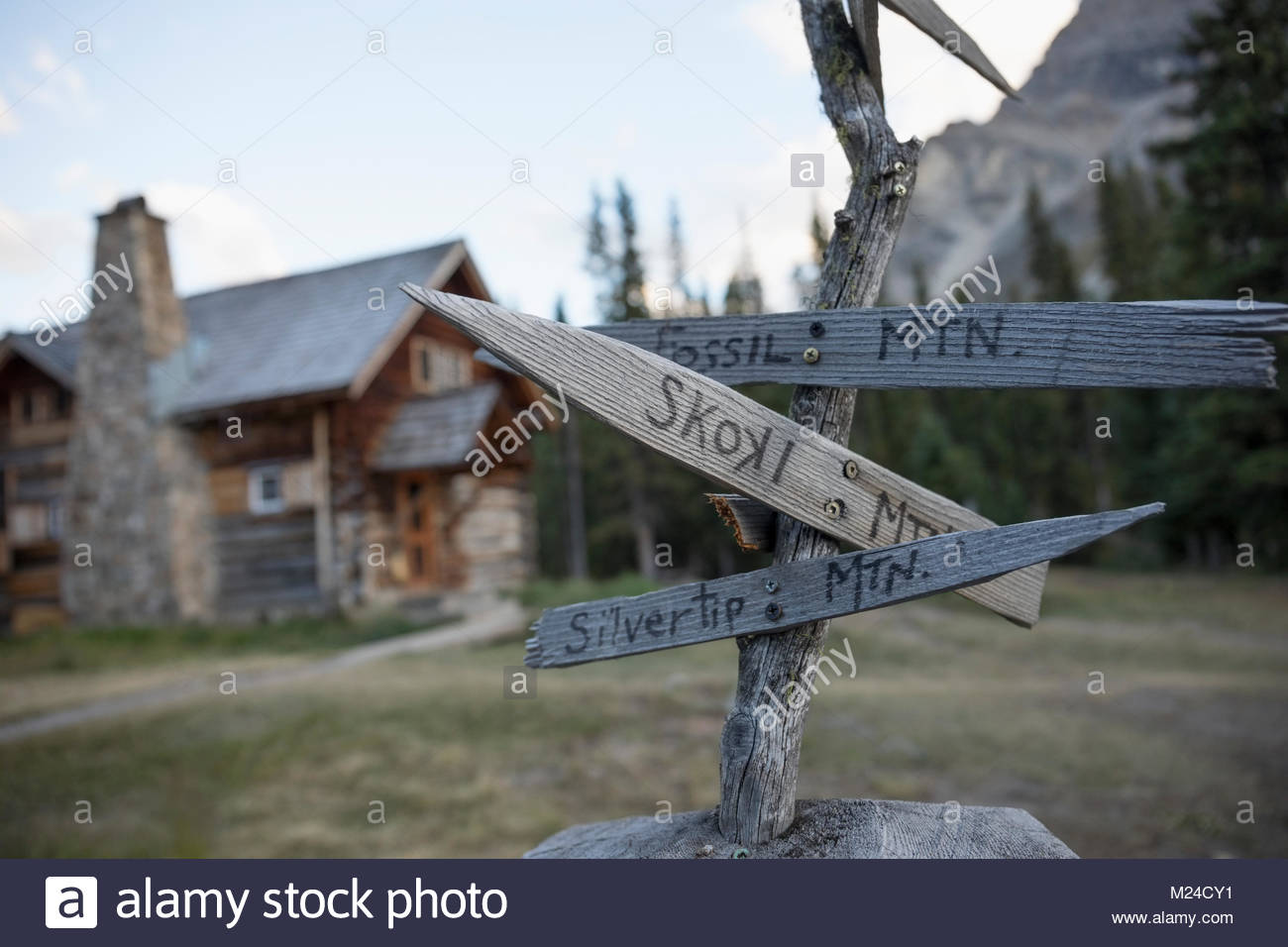 Log cabin lodge hi-res stock photography and images - Alamy