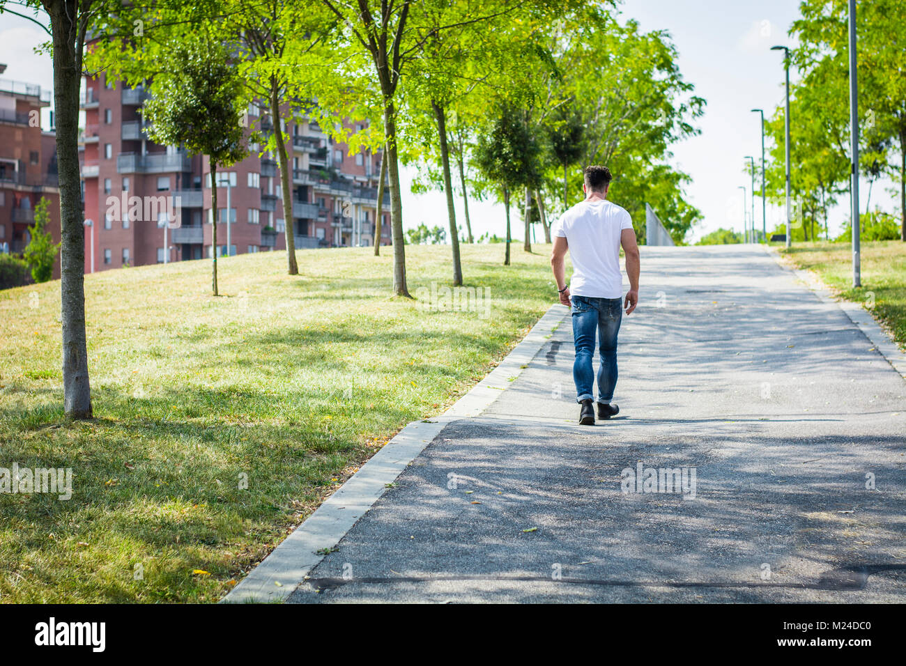 Human back city hi-res stock photography and images - Alamy