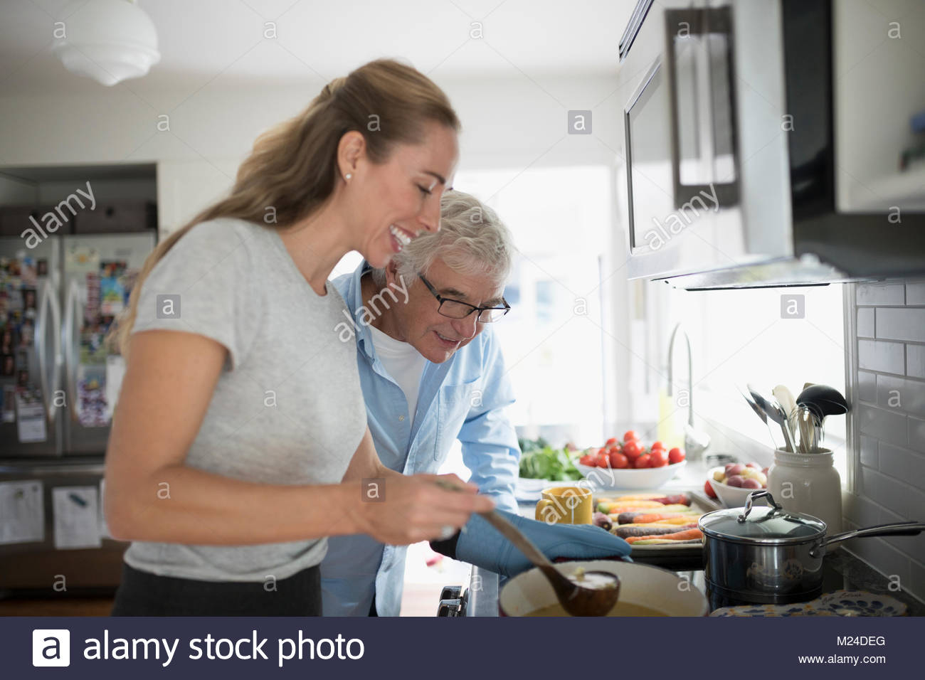 Father cooking with daughter hi-res stock photography and images - Alamy