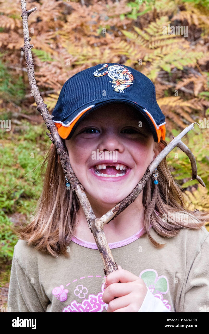 A smiling girl with her two front teeth missing Stock Photo - Alamy