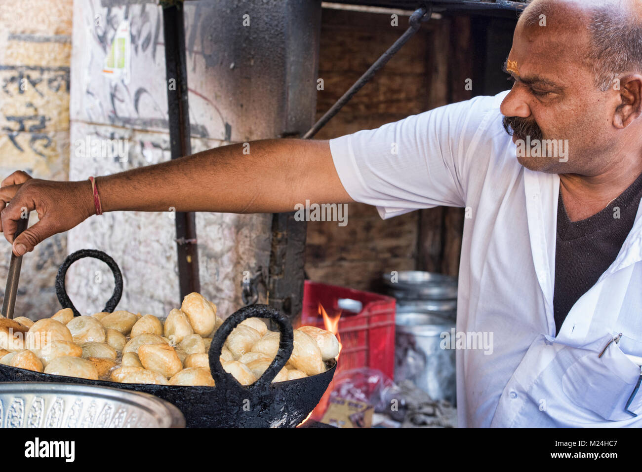 Pani puri stall hi-res stock photography and images - Alamy