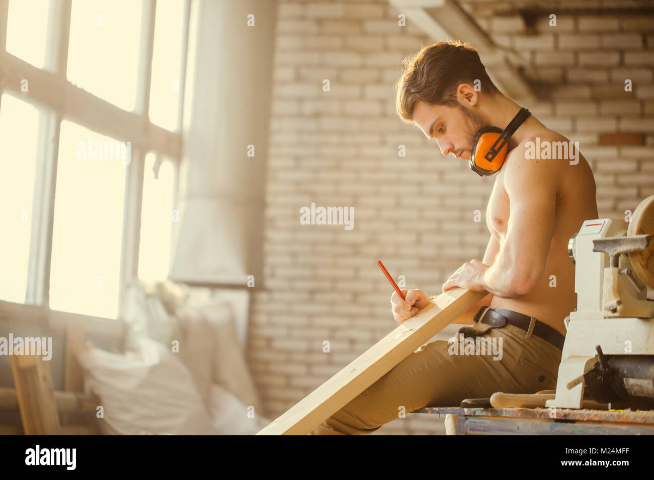 carpenter using straightedge to draw line on board Stock Photo - Alamy