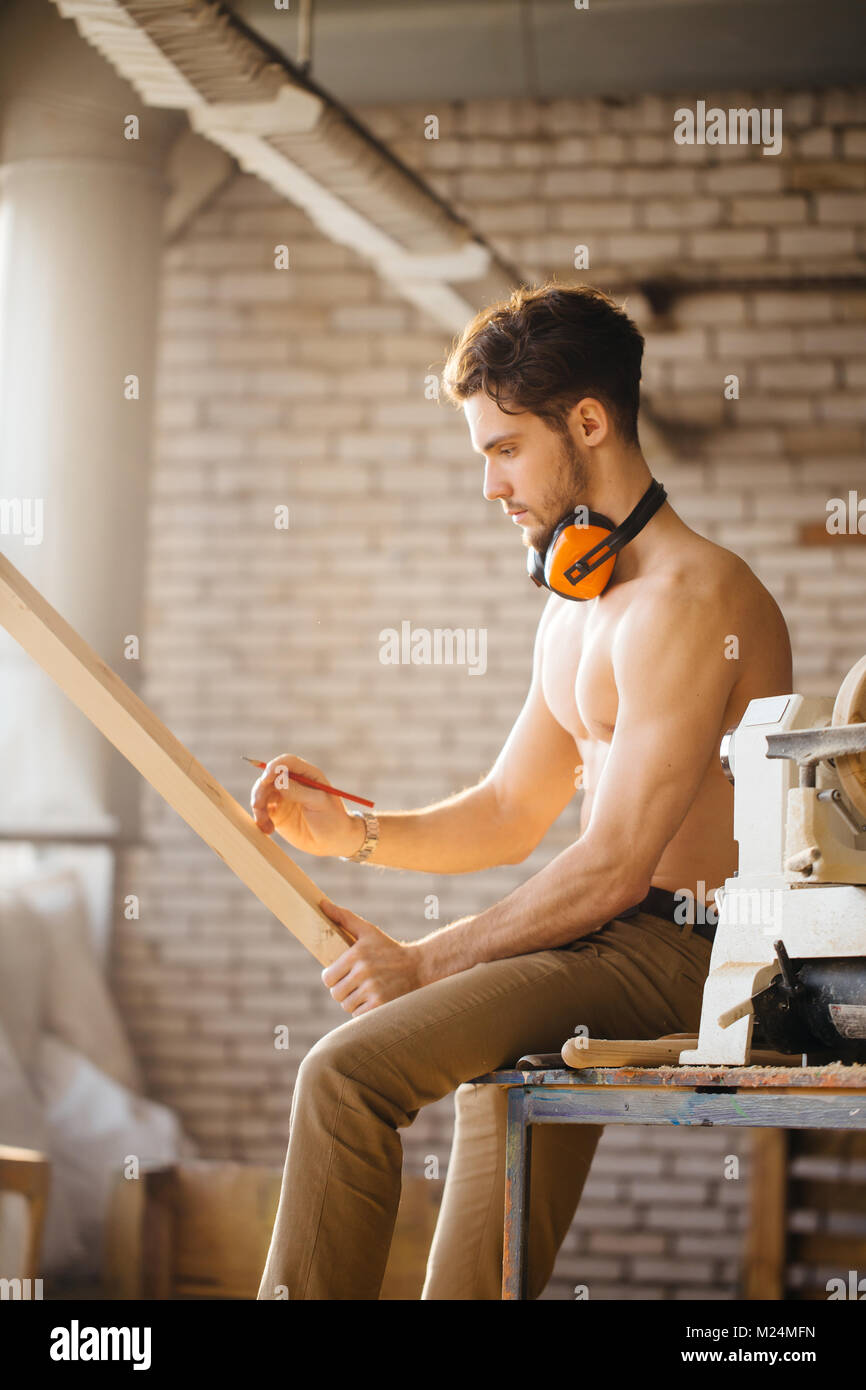 carpenter using straightedge to draw line on board Stock Photo - Alamy