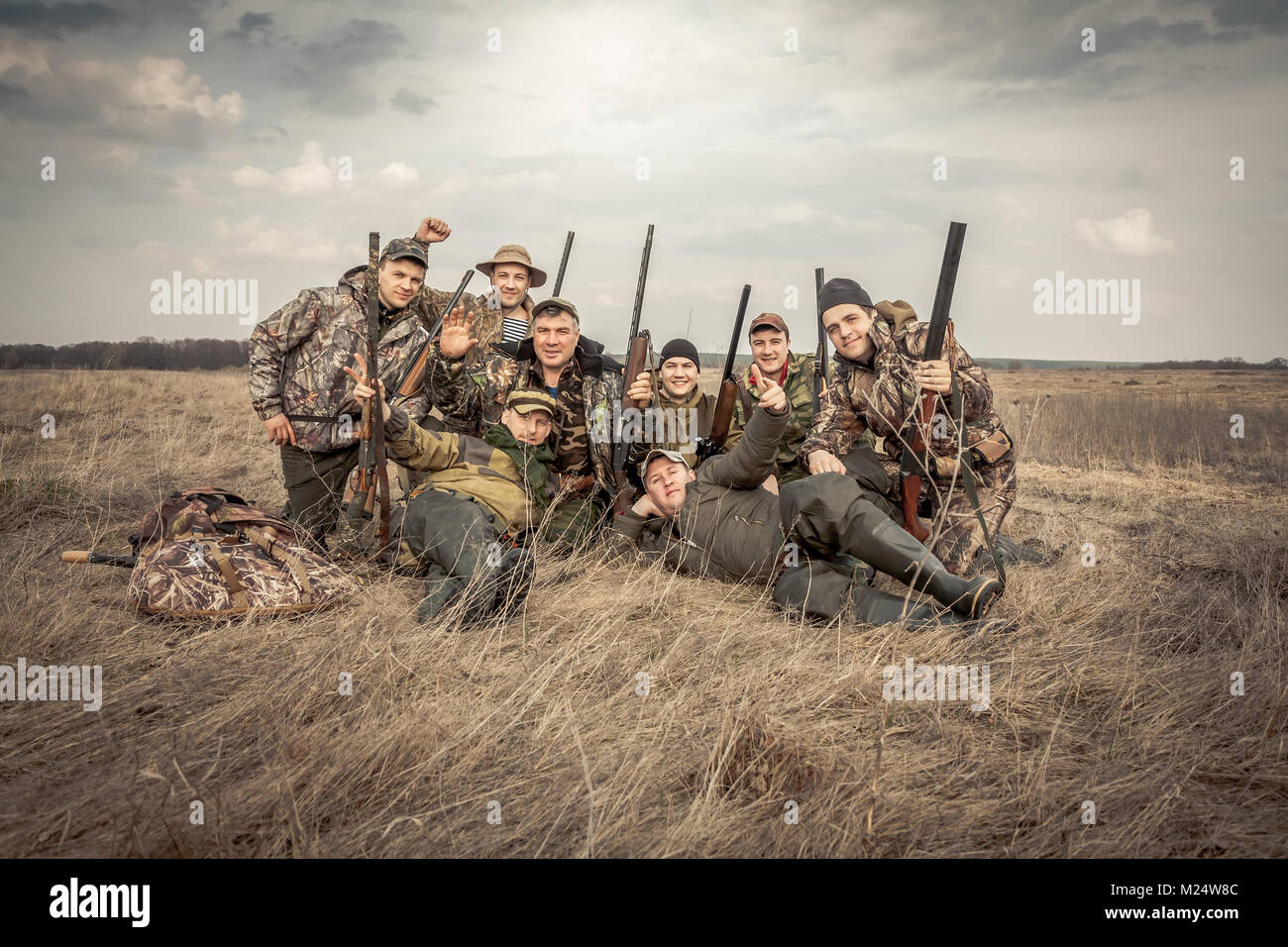 Teamwork animals hi-res stock photography and images - Alamy