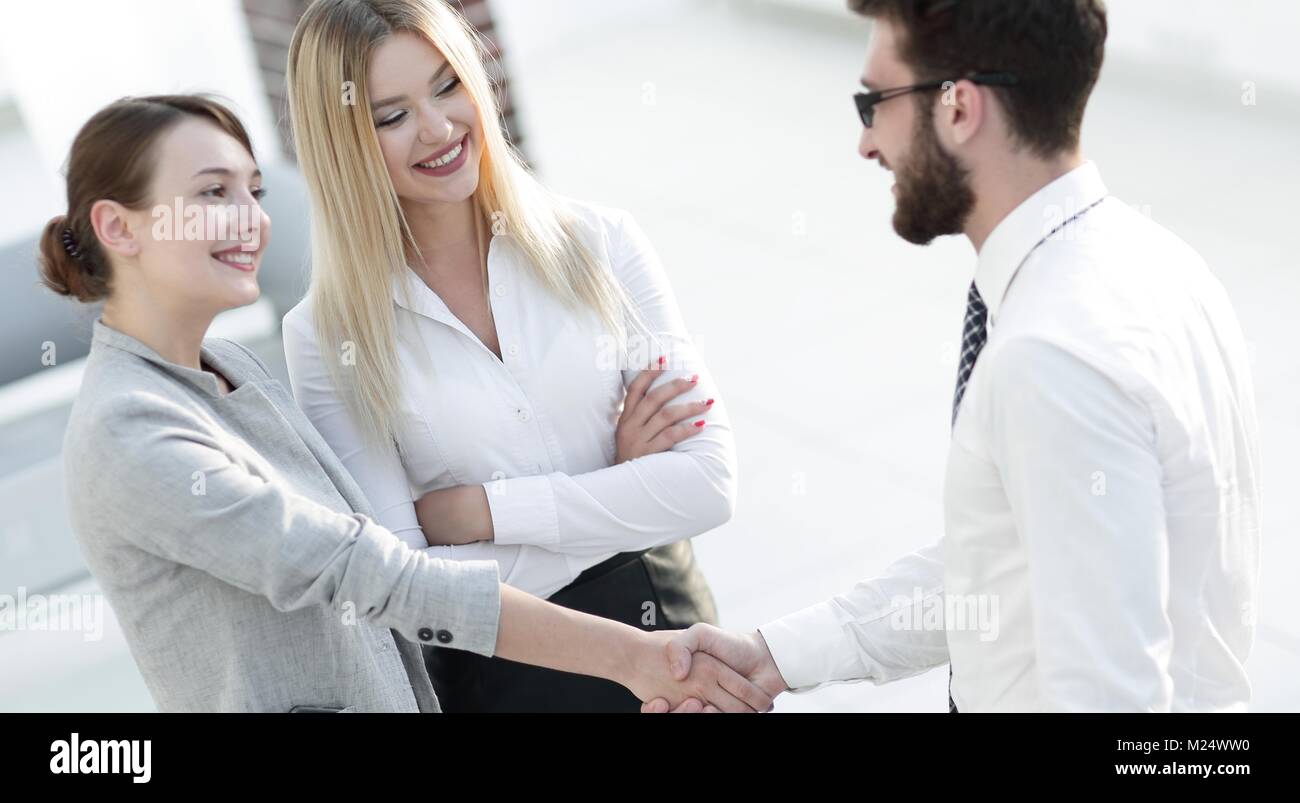 welcome and handshake of business partners Stock Photo - Alamy