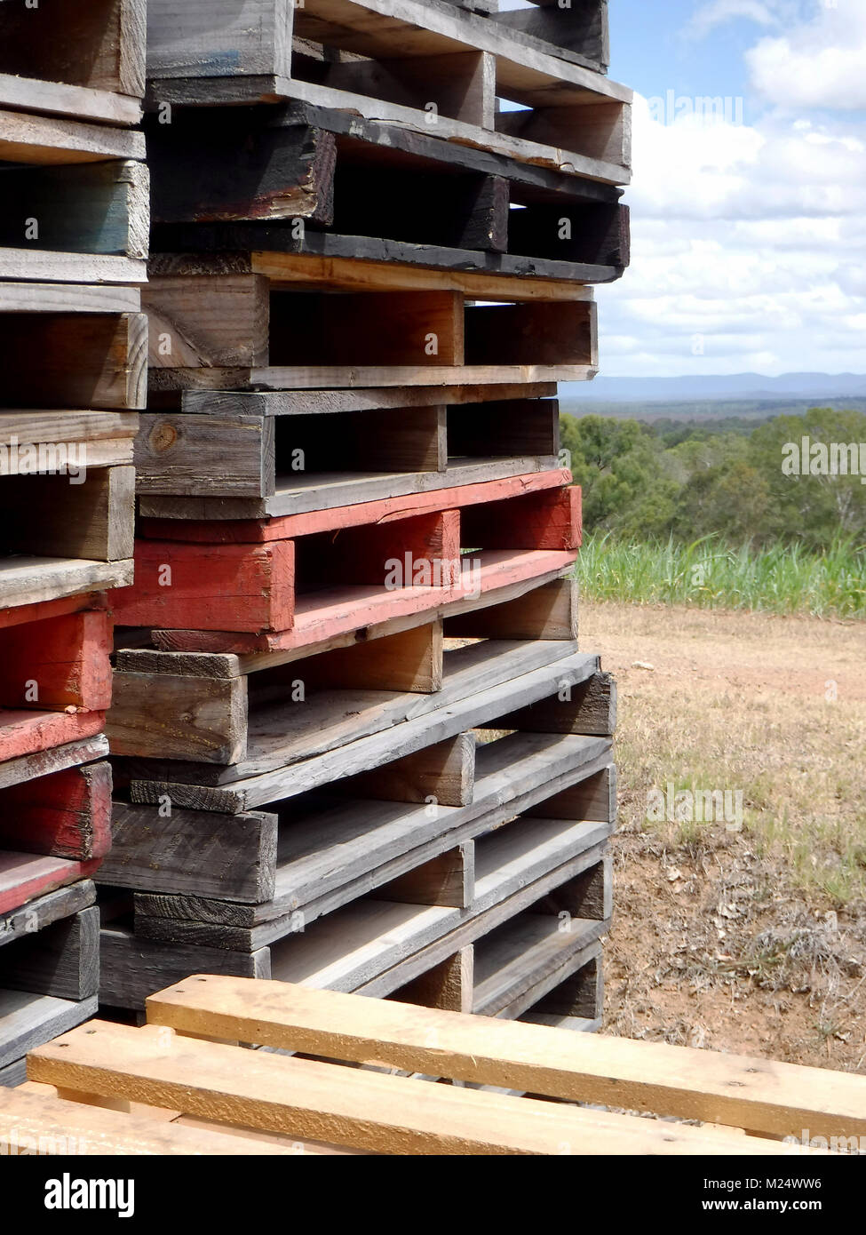 Empty pallets hi-res stock photography and images - Alamy