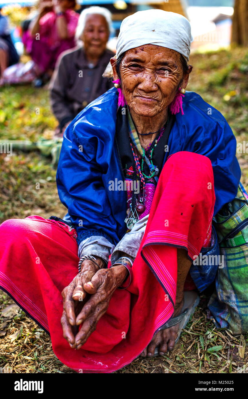Old poor woman thailand hi-res stock photography and images - Alamy