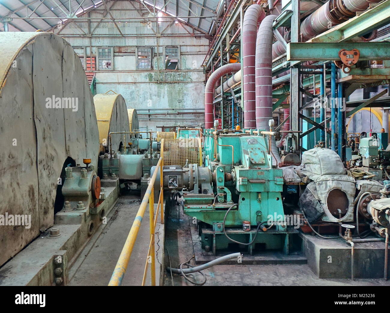Abandoned factory interior machines hi-res stock photography and images ...