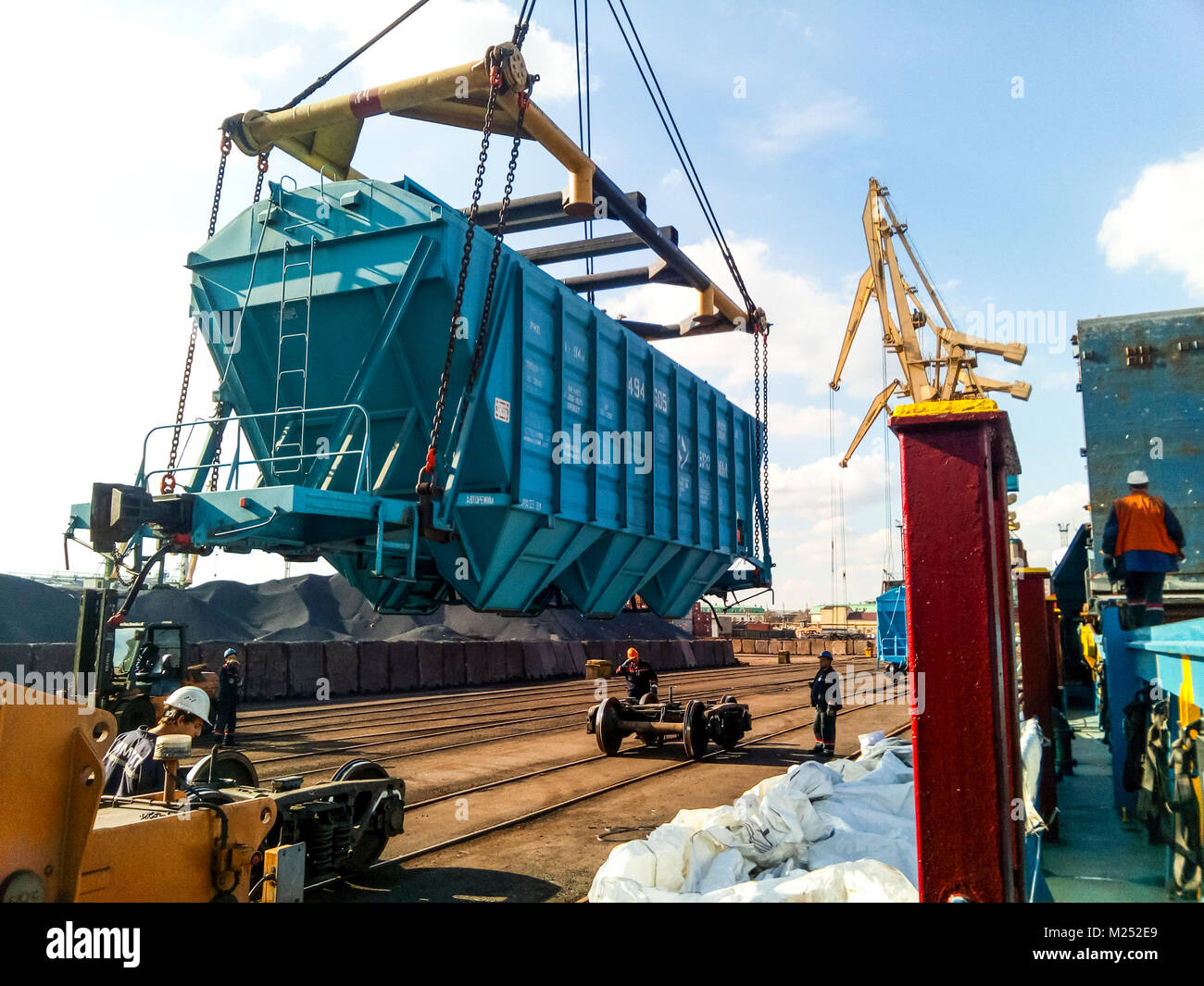 Hopper car unloading hi-res stock photography and images - Alamy