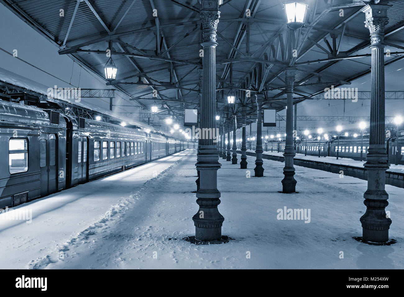 Cold snowy train platform at night hi-res stock photography and images ...