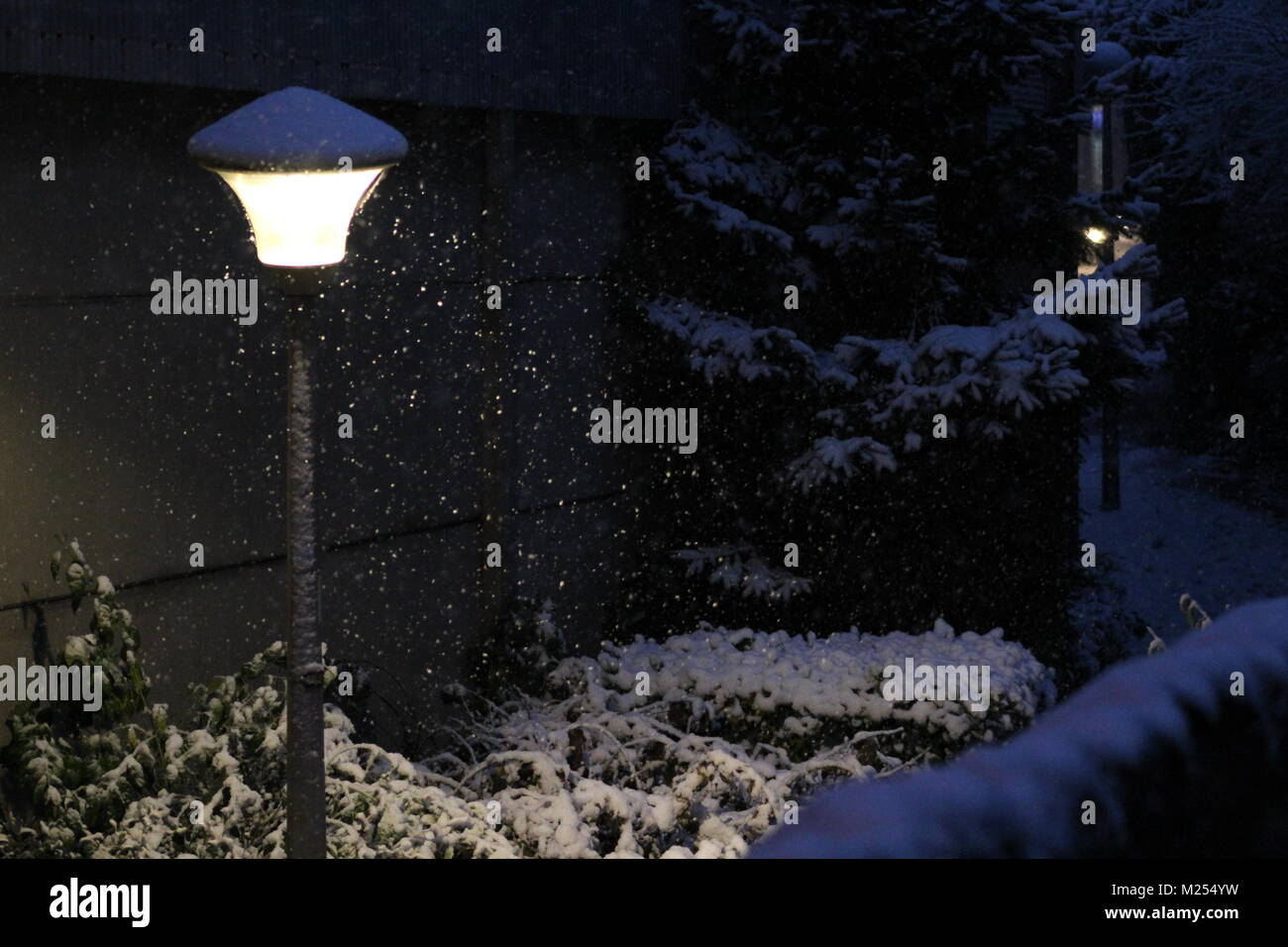 A lamp lighting up the snow around it Stock Photo - Alamy