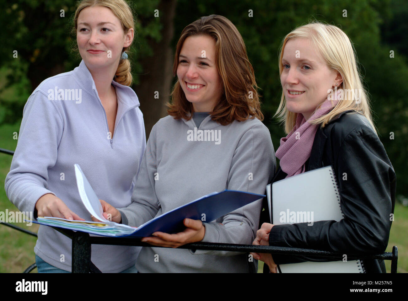 Three female students at Bath Spa University Stock Photo - Alamy
