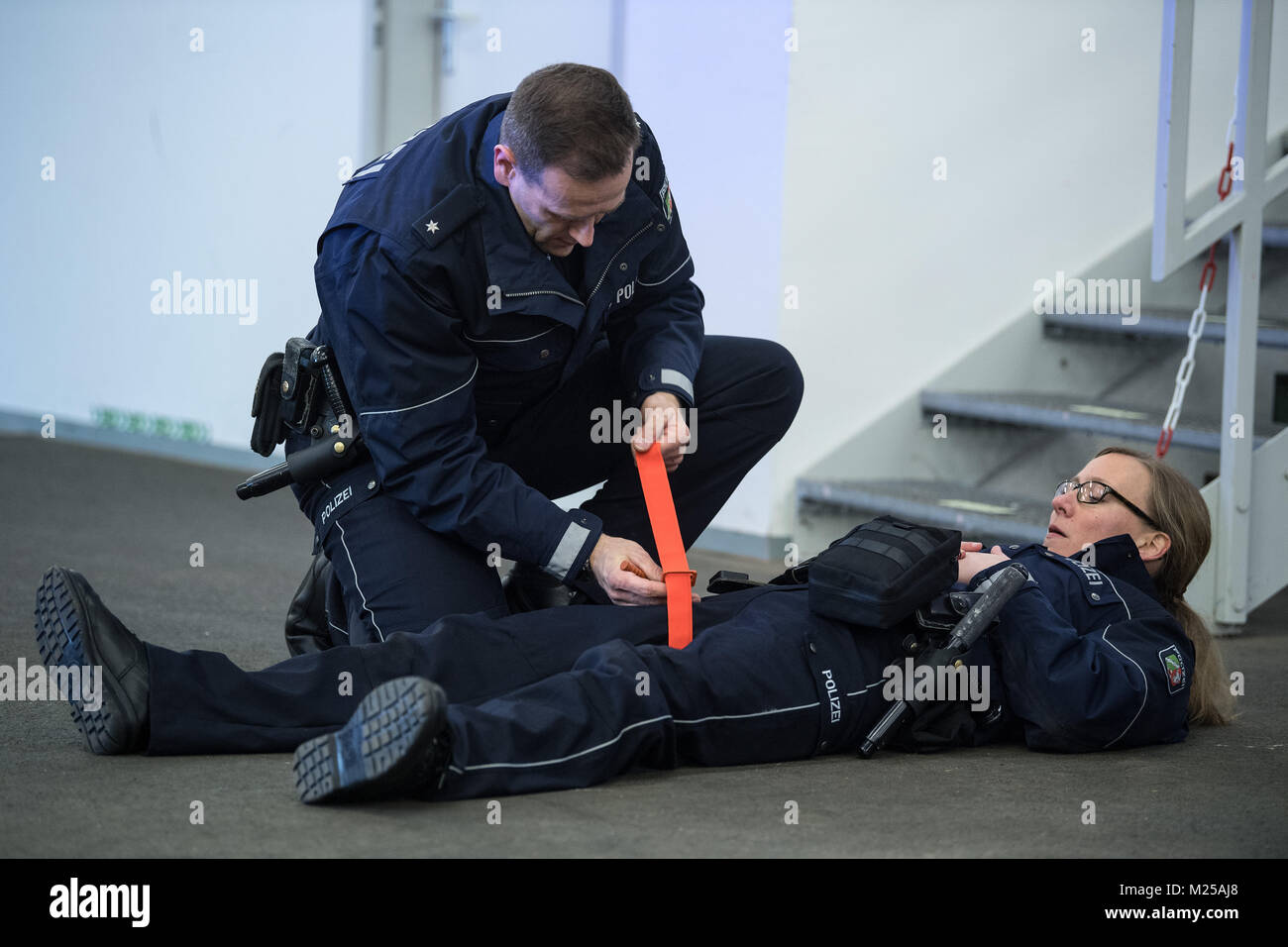 Duesseldorf, Germany. 05th Feb, 2018. Police officers demonstrate the ...