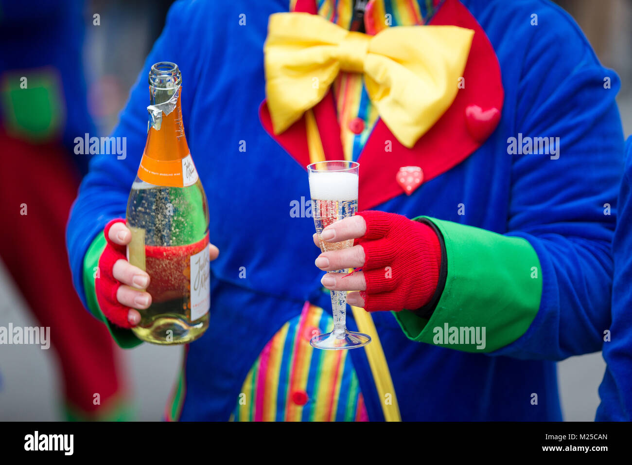 Damme, Germany. 5th Feb, 2018. A man drinking champagne and wearing a ...
