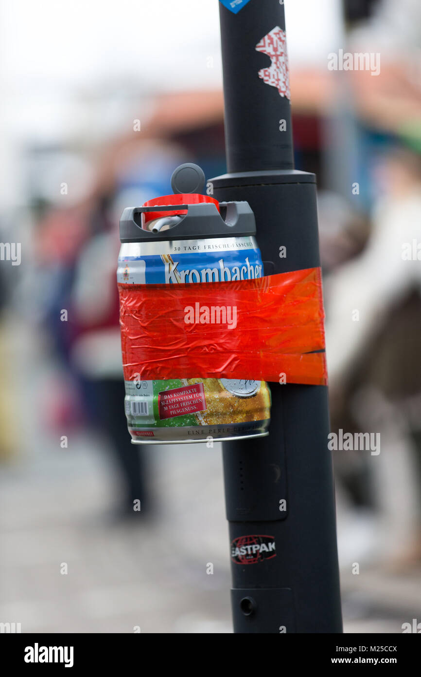 Damme, Germany. 5th Feb, 2018. A can sticks to street light at a ...