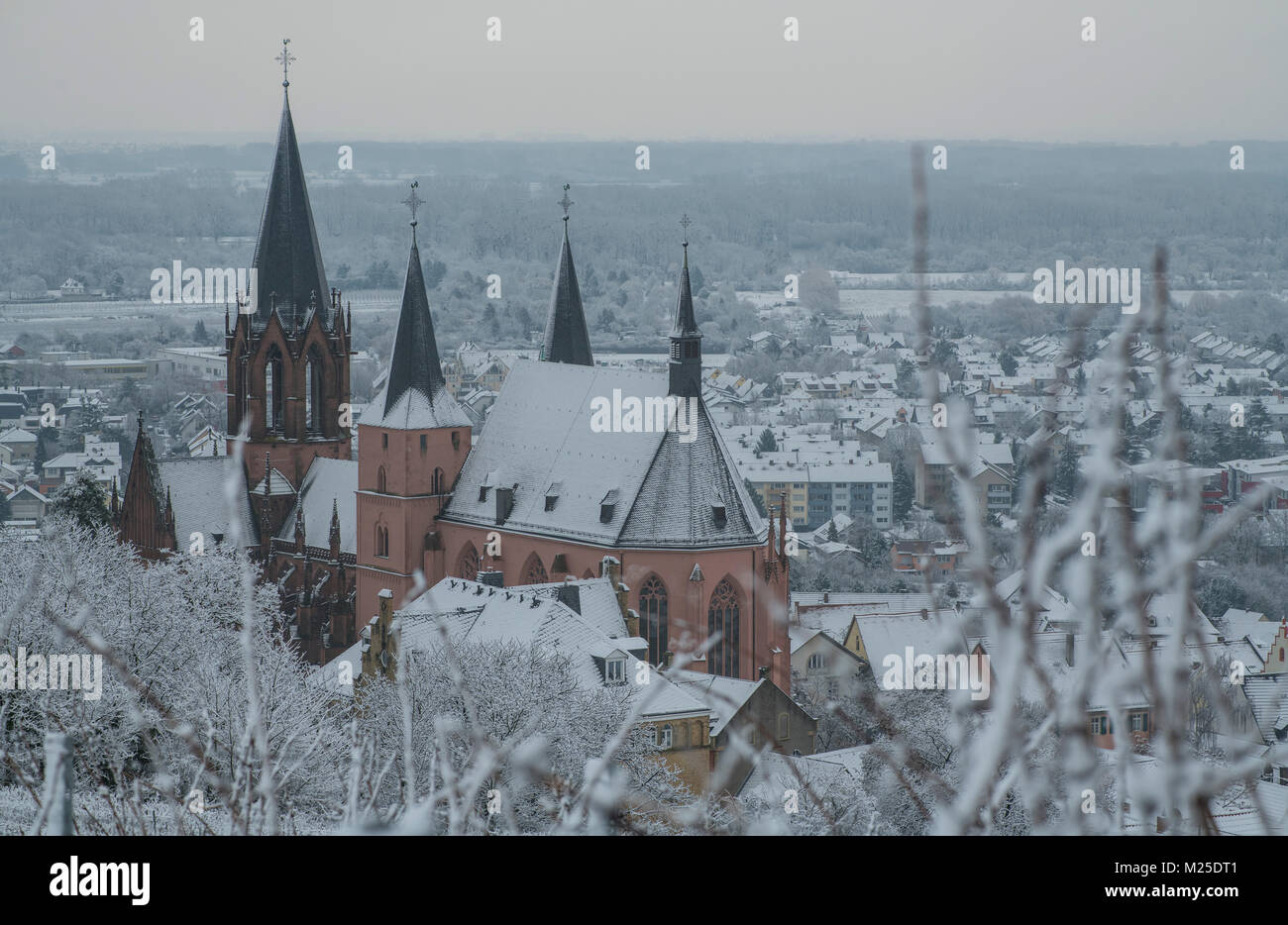 A thin layer of snow covers the landscape around a church in Oppenheim ...