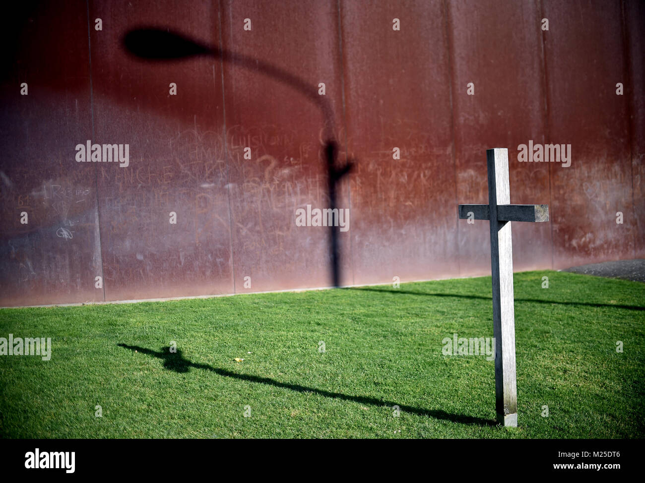 dpatop - A cross stands at the Berlin Wall memorial site on Bernauer ...