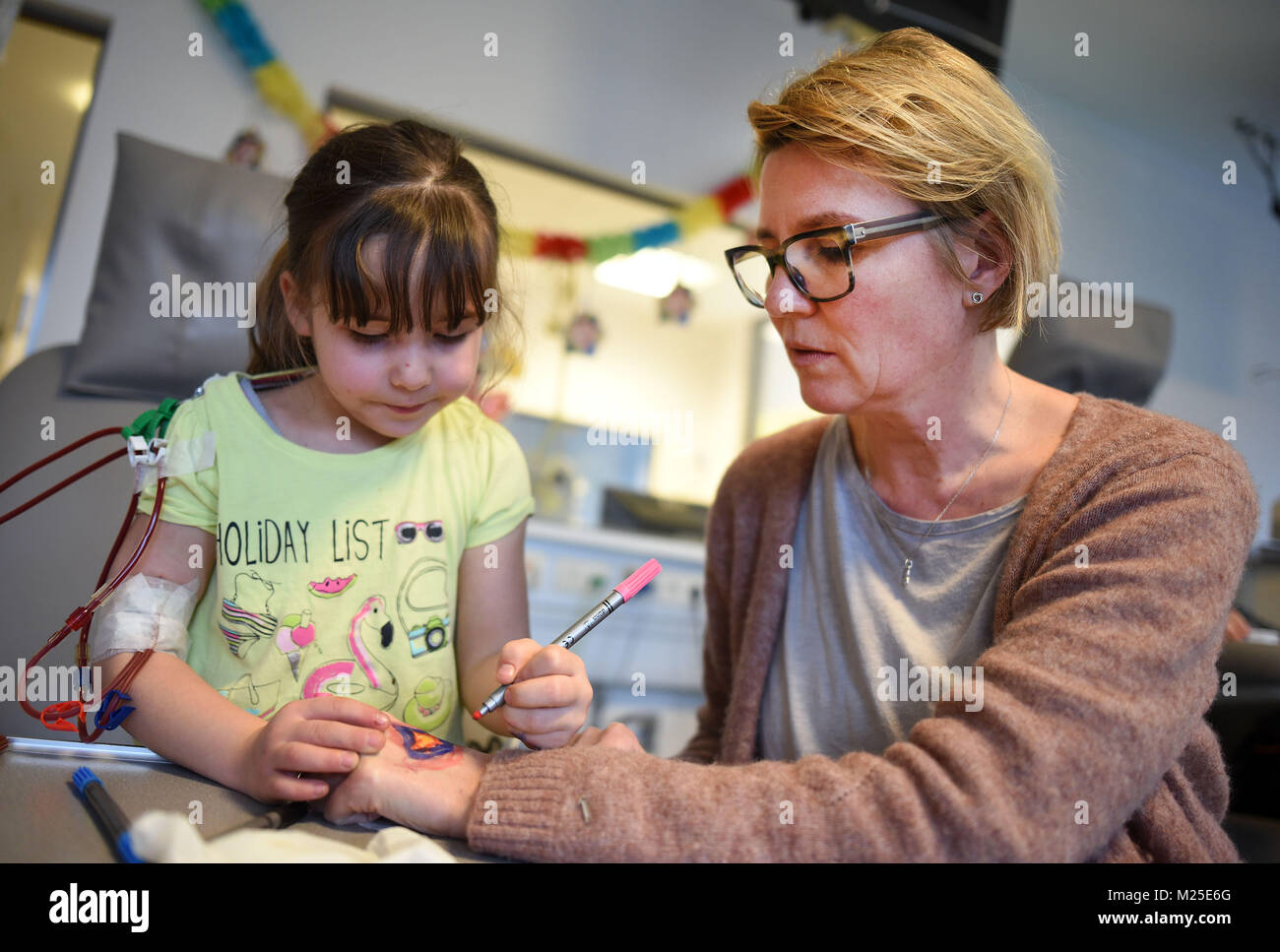Children visiting hospital hi-res stock photography and images - Alamy