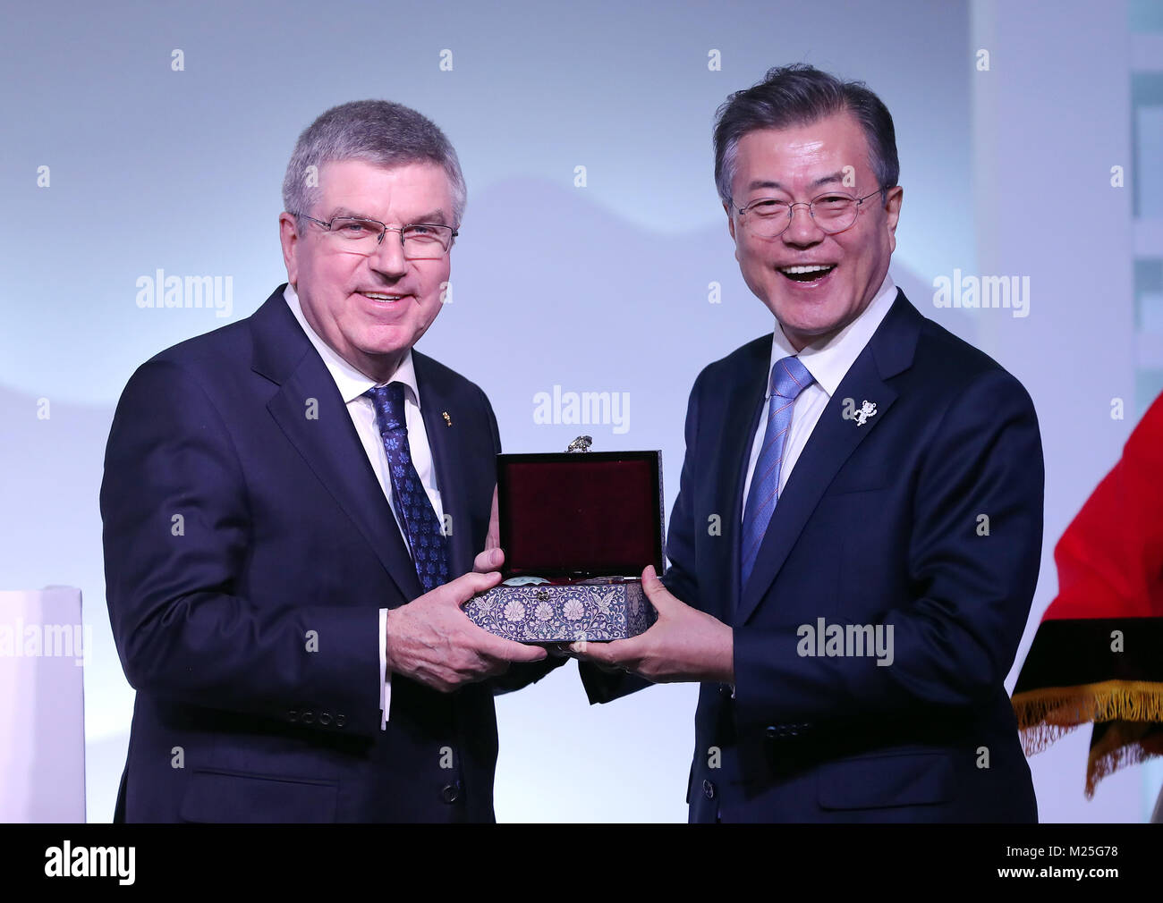 06th Feb, 2018. Moon with IOC head President Moon Jae-in (R) delivers a ...
