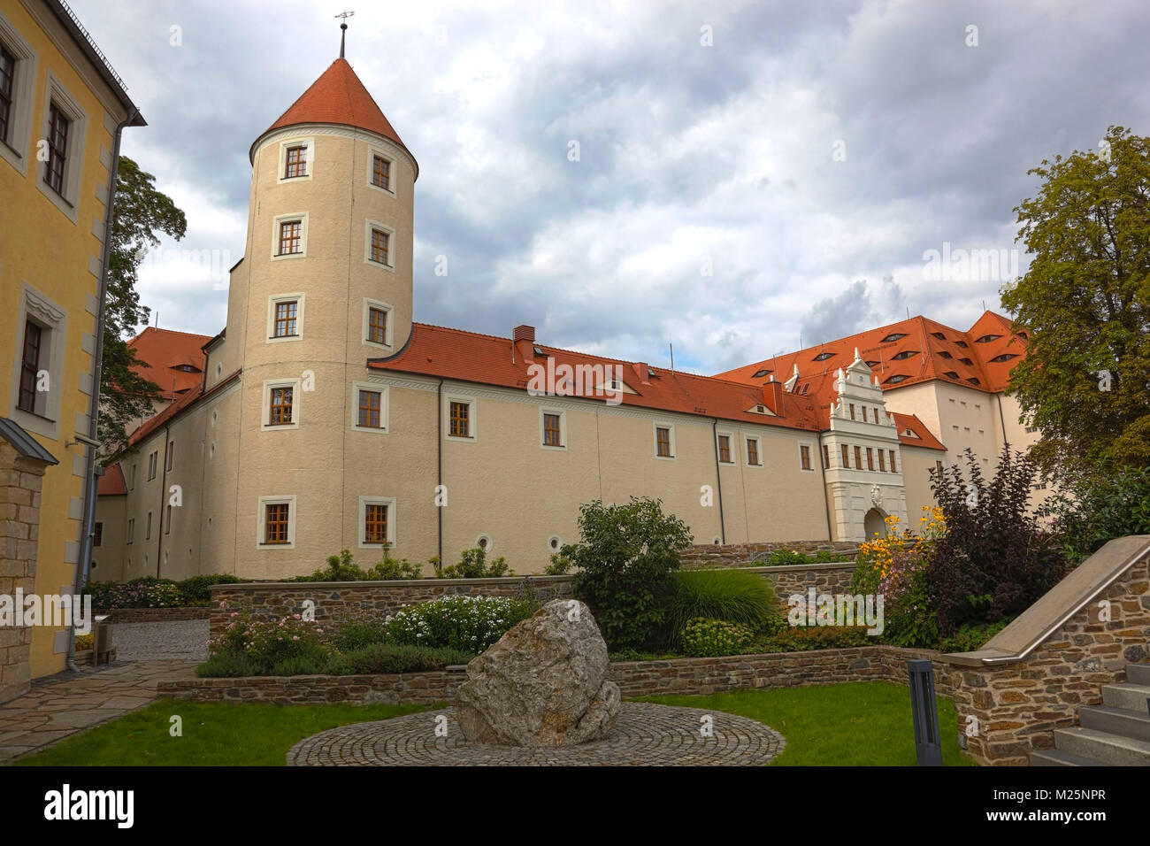 Schloss Freudenstein befindet sich am Schloßplatz am Rande der ...