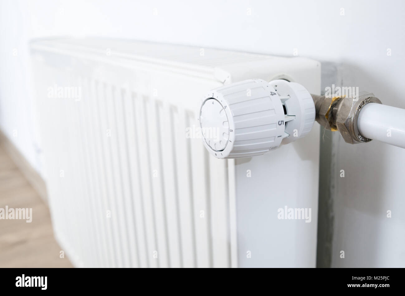 The thermostat on the radiator, close-up Stock Photo - Alamy