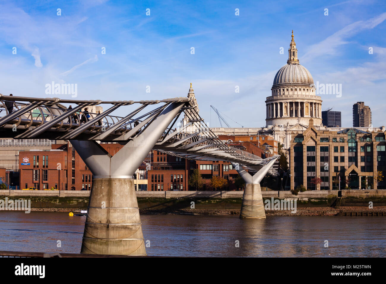 London suspension bridge hi-res stock photography and images - Alamy