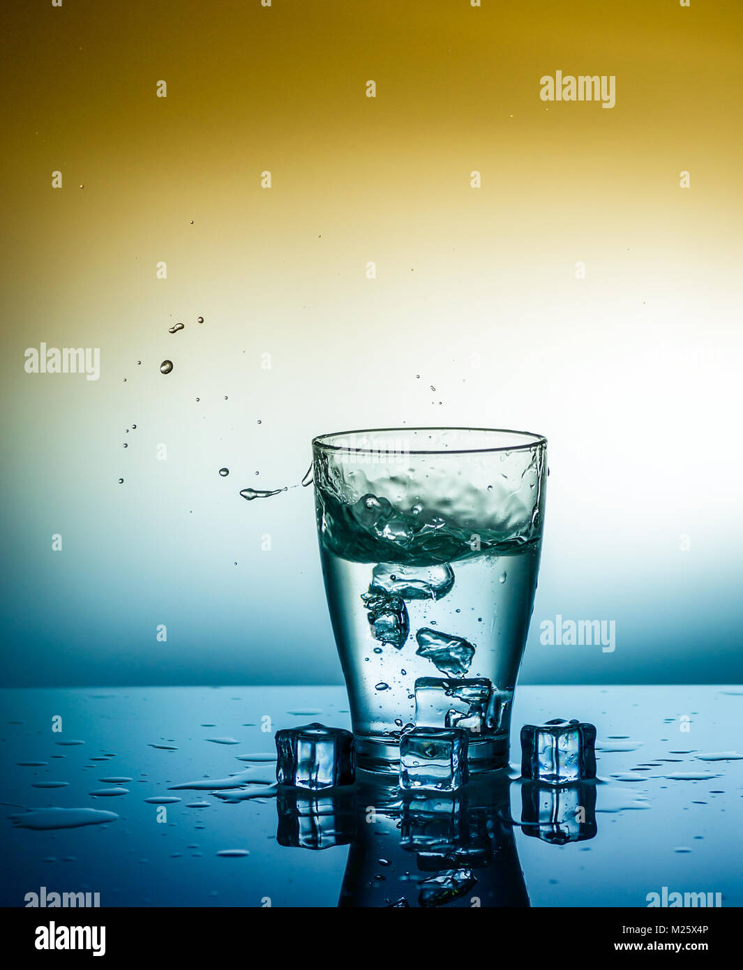 Ice cube splashing in water hi-res stock photography and images - Alamy