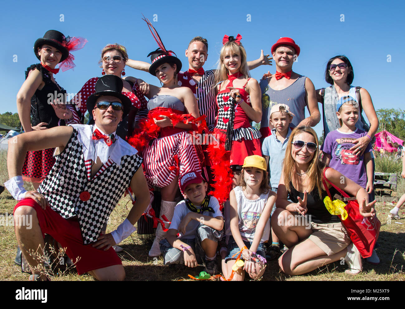 Friends at outdoor concert hi-res stock photography and images - Alamy