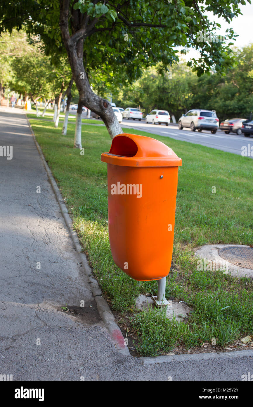 Recycle bin, trash can Stock Photo - Alamy