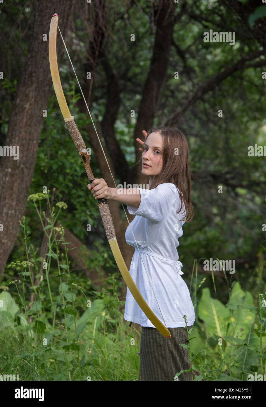 Female bow arrow hi-res stock photography and images - Alamy