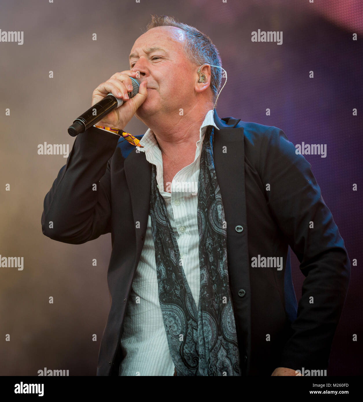 Jim Kerr (Simple Glittering Surprise on stage with Trevor Horn Band at ...