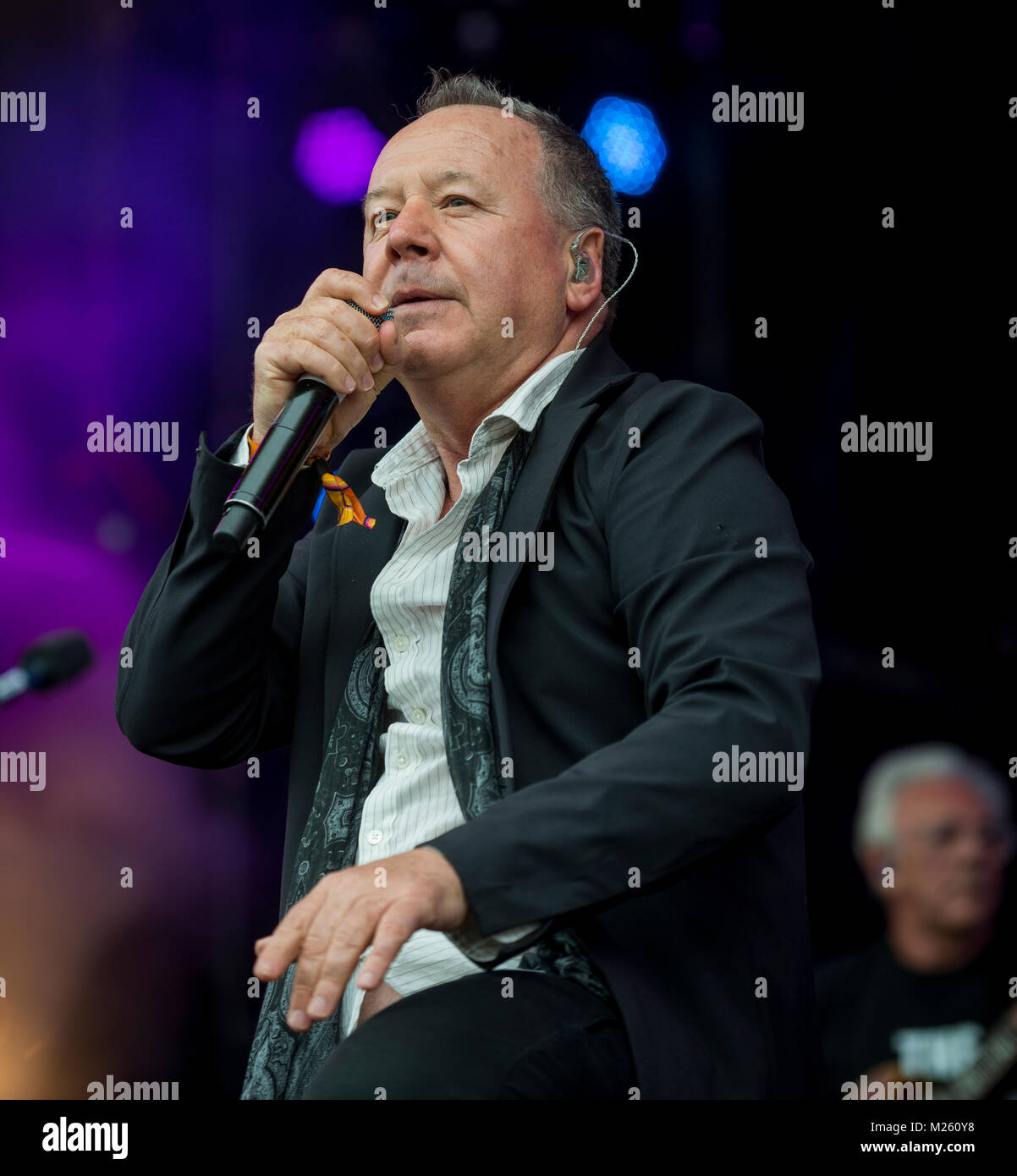 Jim Kerr (Simple Glittering Surprise on stage with Trevor Horn Band at ...