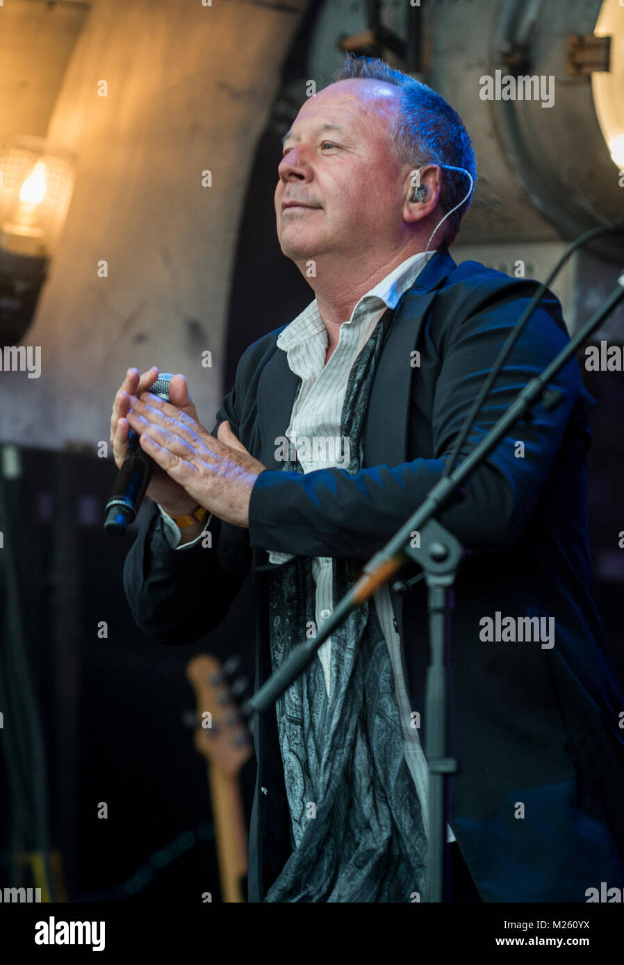 Jim Kerr (Simple Glittering Surprise on stage with Trevor Horn Band at ...