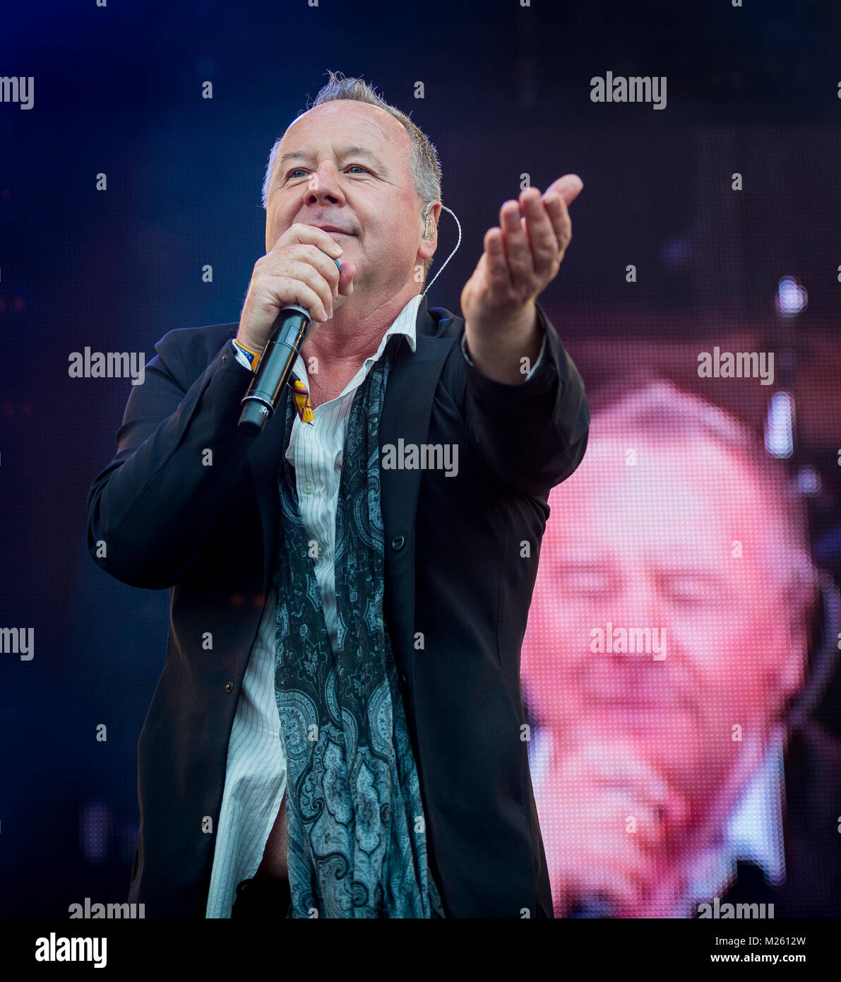 Jim Kerr (Simple Glittering Surprise on stage with Trevor Horn Band at ...